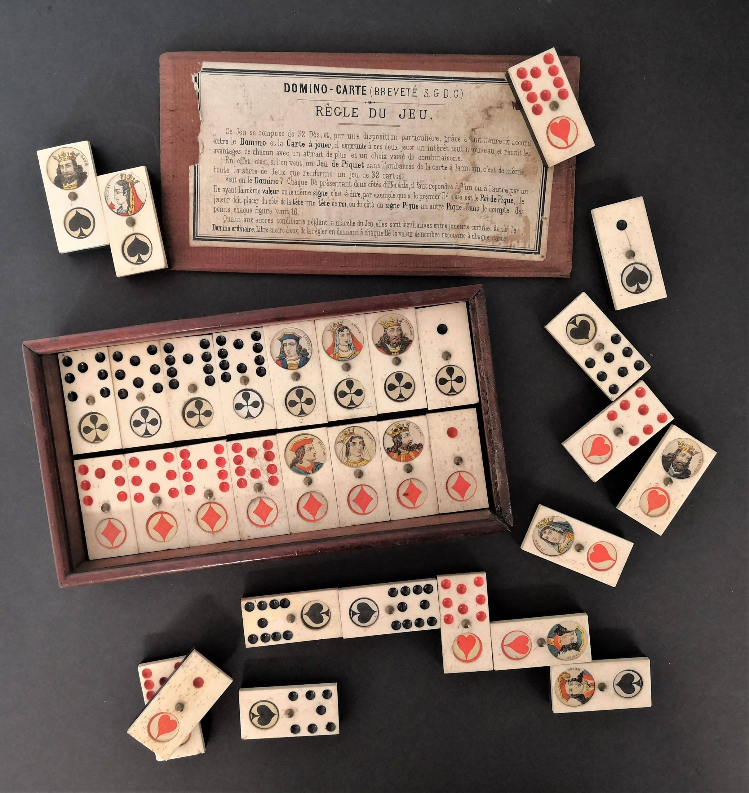 Le jeu de dominos-cartes